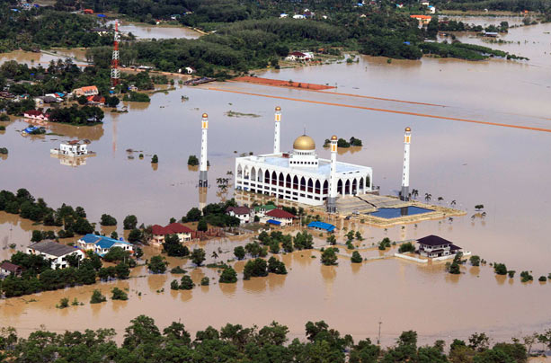 Flash floods strand thousands in major Thai city – Six million affected ...